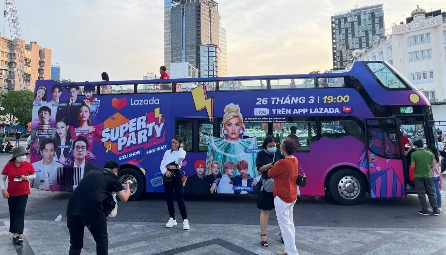 roadshow-xe-bus-2-tang-cho-lazada - Shojiki.vn