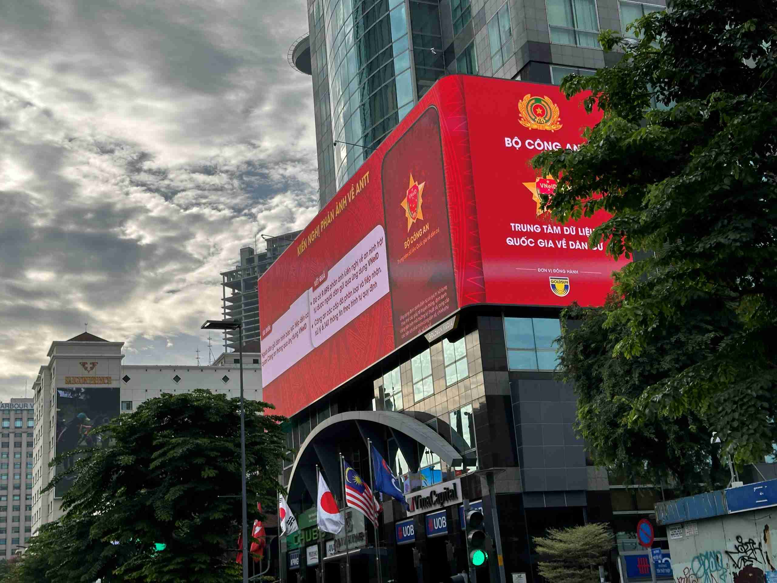 man hinh led pho di bo nguyen hue quan 1 - Shojiki.vn
