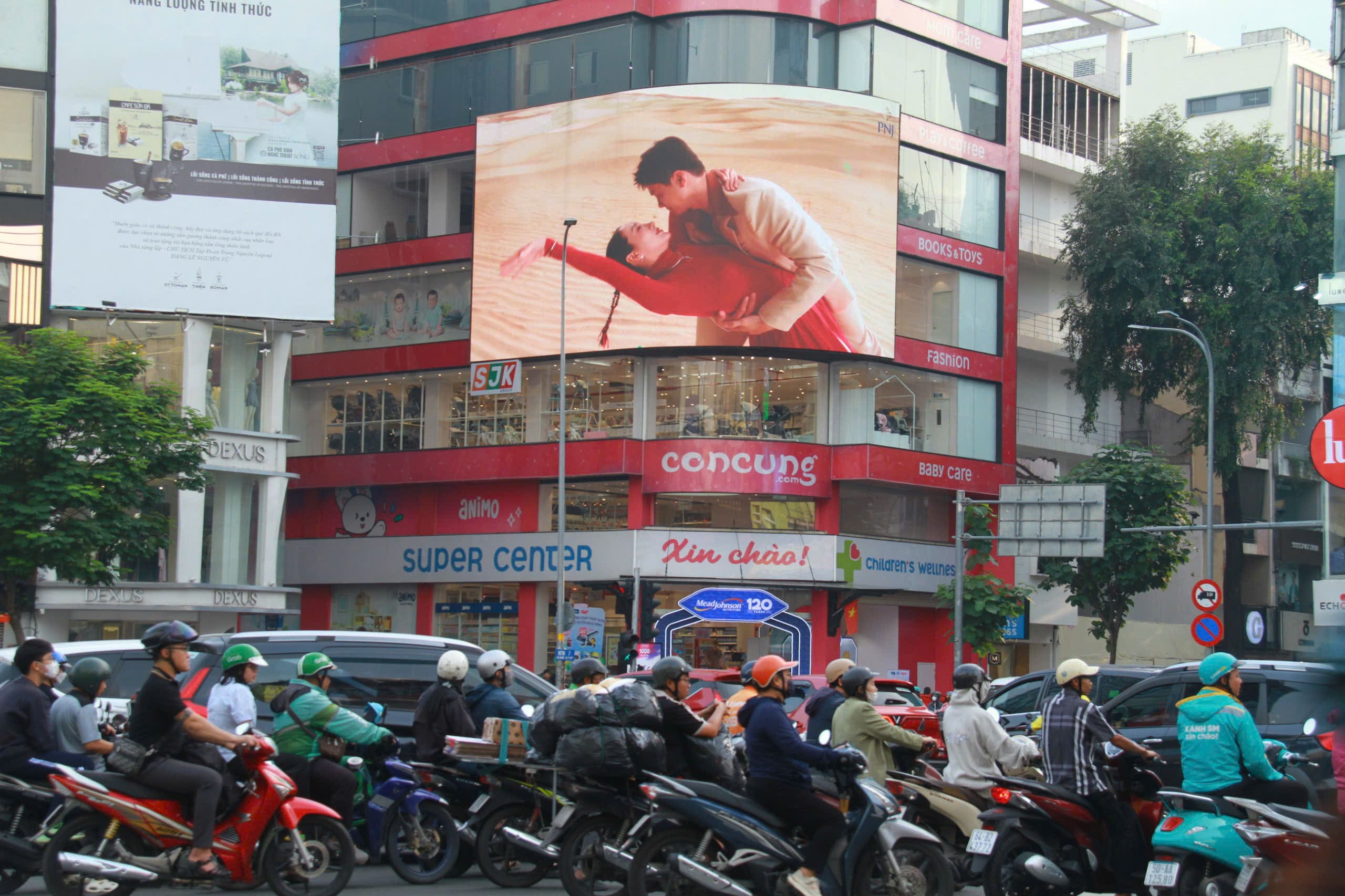 SJK-quang-cao-led-nga-6-phu-dong - Shojiki.vn